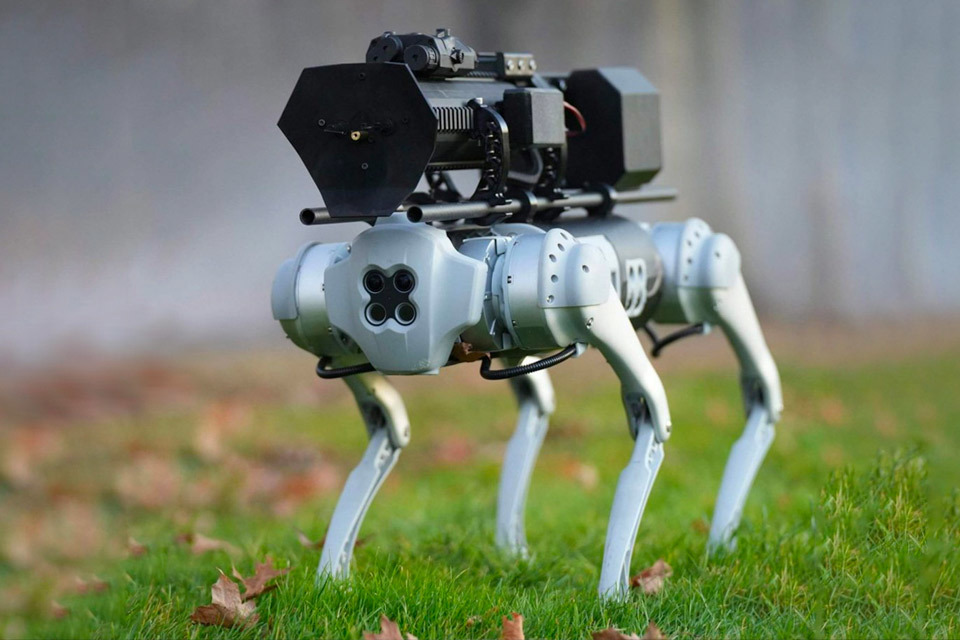 Ten pies-robot jest wyposażony w miotacz ognia i wydaje się, że to już ...